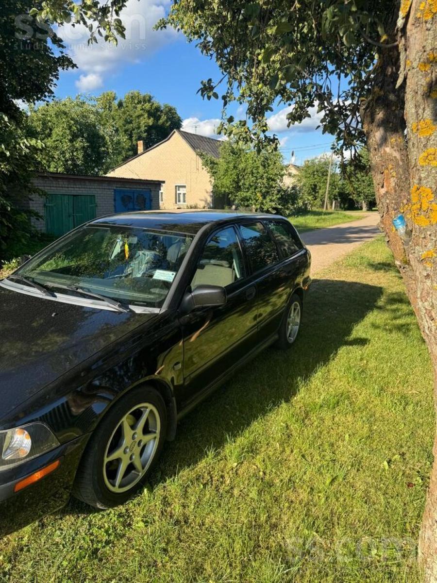 Melns Volvo V40 2002 Daugavpils, ar dzinēja tilpumu 1.90 L un nobraukumu 390 tūkst. km par 1600 €, foto 1 vietnē AUTOMOTO.COM.LV