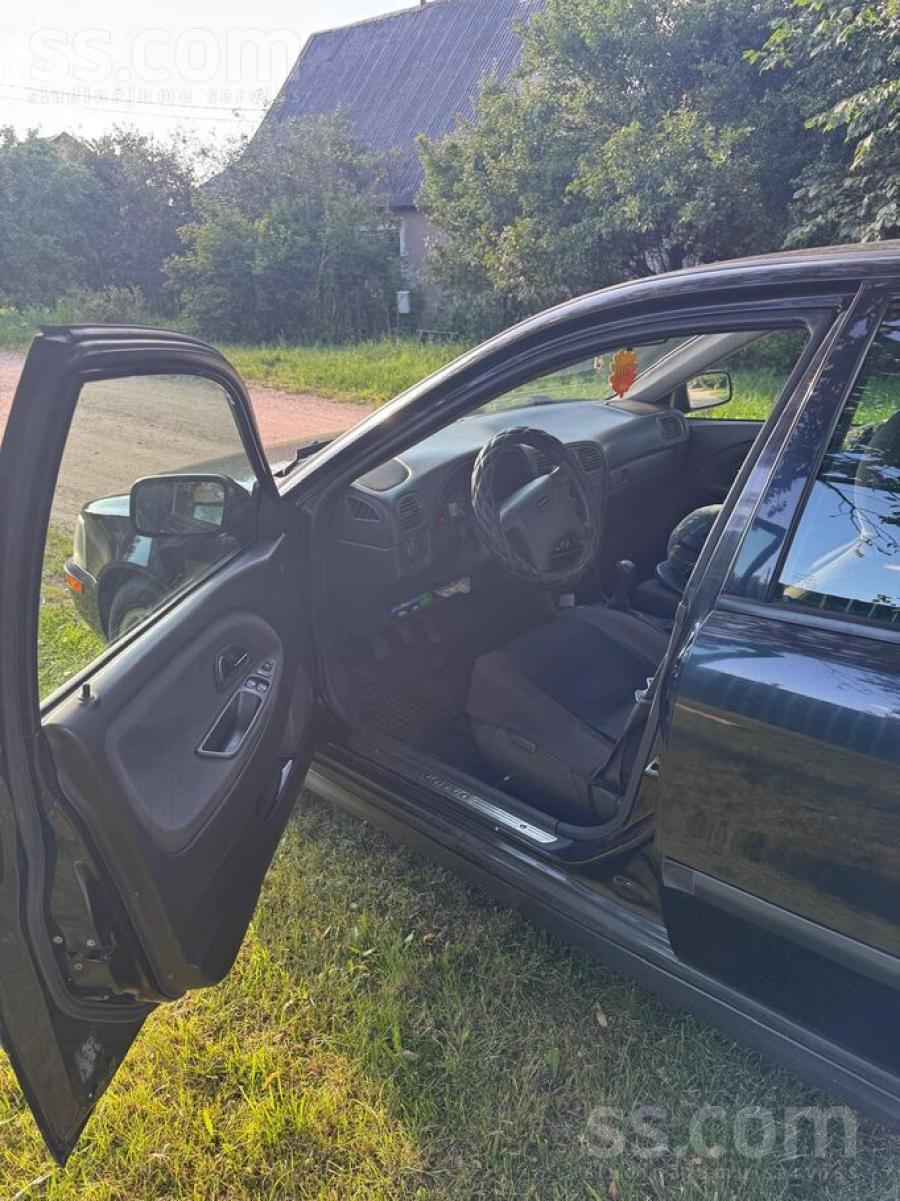 Melns Volvo V40 2002 Daugavpils, ar dzinēja tilpumu 1.90 L un nobraukumu 390 tūkst. km par 1600 €, foto 5 vietnē AUTOMOTO.COM.LV