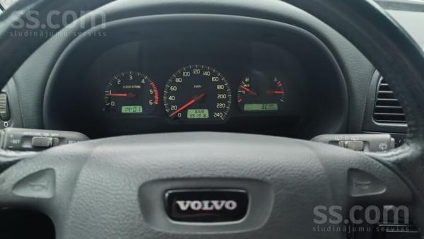 Black Volvo V40 2003 in Riga, with an engine capacity of 1.90 L and mileage of 392 thousand km for 800 €, photo 6 on AUTOMOTO.COM.LV