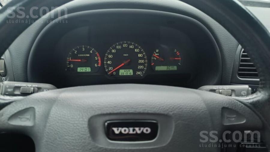 Black Volvo V40 2003 in Riga, with an engine capacity of 1.90 L and mileage of 392 thousand km for 800 €, photo 6 on AUTOMOTO.COM.LV