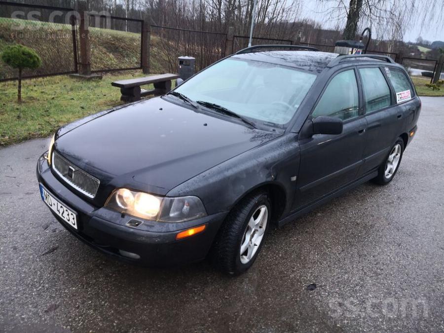 Black Volvo V40 2003 in Valka, with an engine capacity of 1.90 L and mileage of 384 thousand km for 850 €, photo 1 on AUTOMOTO.COM.LV