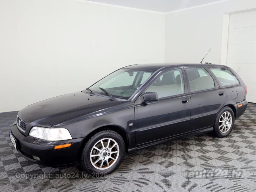 Black Volvo V40 2003 in Tallinn, with an engine capacity of 1.90 L and mileage of 355 thousand km for 599 €, photo 2 on AUTOMOTO.COM.LV