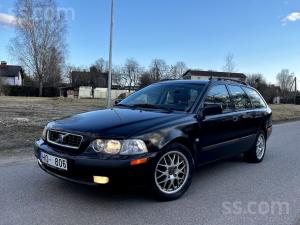 Melns Volvo V40 2003 Rīga, ar dzinēja tilpumu 2.00 L un nobraukumu 280 tūkst. km par 1380 €, foto  vietnē AUTOMOTO.COM.LV