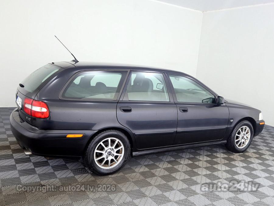 Melns Volvo V40 2003 Tallina, ar dzinēja tilpumu 1.90 L un nobraukumu 355 tūkst. km par 599 €, foto 3 vietnē AUTOMOTO.COM.LV