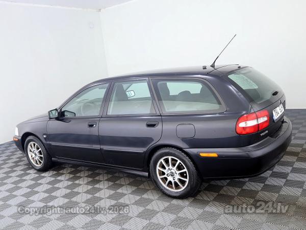 Melns Volvo V40 2003 Tallina, ar dzinēja tilpumu 1.90 L un nobraukumu 355 tūkst. km par 599 €, foto 4 vietnē AUTOMOTO.COM.LV