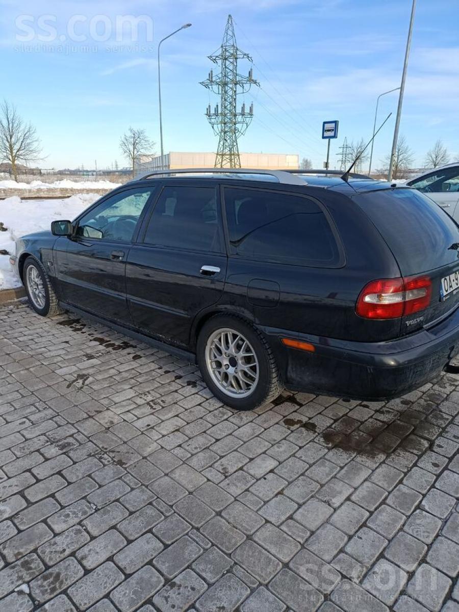 Черный Вольво В40 2003 в Вентспилс, объемом двигателя 1.90 л и пробегом 400 тыс. км за 750 €, фото 1 на AUTOMOTO.COM.LV