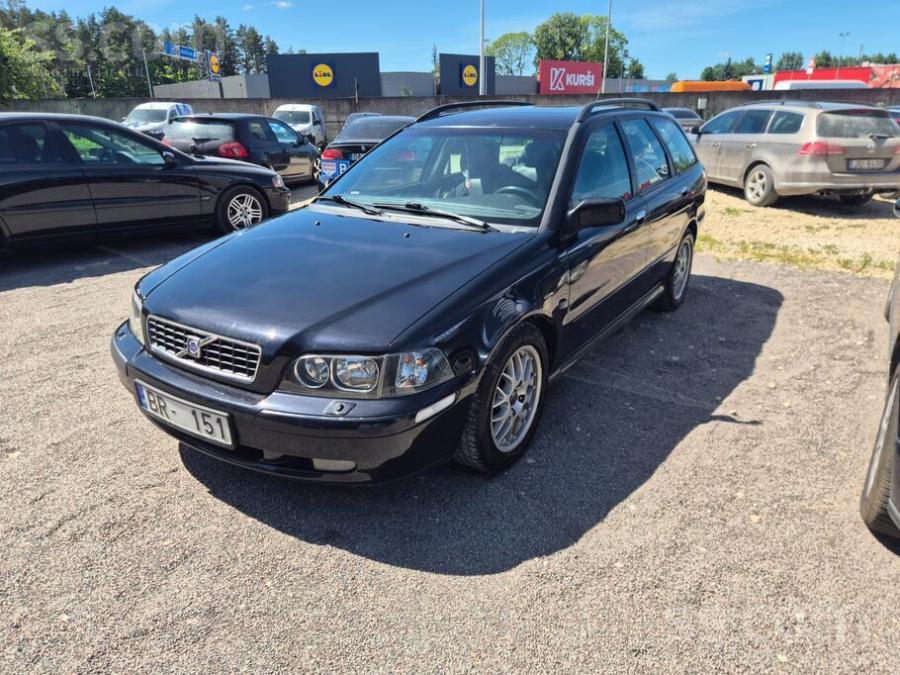 Черный Вольво В40 2003 в Рига, объемом двигателя 1.90 л и пробегом 499 тыс. км за 950 €, фото 4 на AUTOMOTO.COM.LV