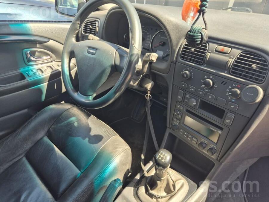 Черный Вольво В40 2003 в Рига, объемом двигателя 1.90 л и пробегом 499 тыс. км за 950 €, фото 8 на AUTOMOTO.COM.LV