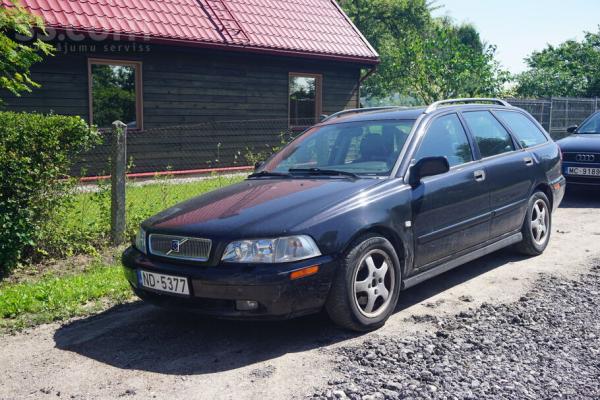 Black Volvo V40 2003 in Saldus, with an engine capacity of 1.90 L and mileage of 315 thousand km for 450 €, photo 7 on AUTOMOTO.COM.LV
