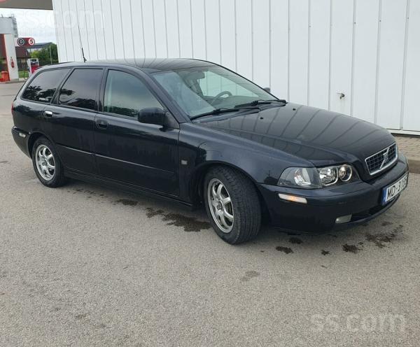 Black Volvo V40 2003 in Jelgava, with an engine capacity of 1.90 L and mileage of 306 thousand km for 1150 €, photo 1 on AUTOMOTO.COM.LV