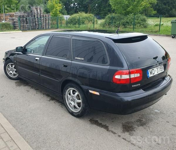 Black Volvo V40 2003 in Jelgava, with an engine capacity of 1.90 L and mileage of 306 thousand km for 1150 €, photo 2 on AUTOMOTO.COM.LV
