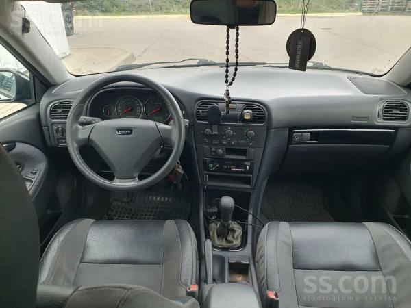 Black Volvo V40 2003 in Jelgava, with an engine capacity of 1.90 L and mileage of 306 thousand km for 1150 €, photo 8 on AUTOMOTO.COM.LV