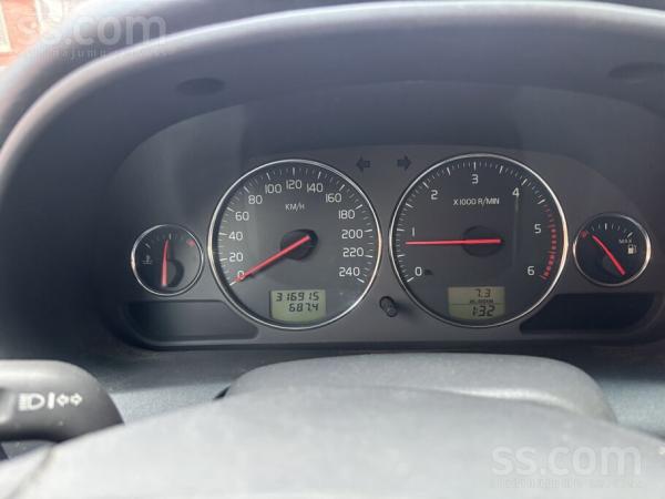 Black Volvo V40 2004 in Kuldiga, with an engine capacity of 1.90 L and mileage of 317 thousand km for 850 €, photo 11 on AUTOMOTO.COM.LV