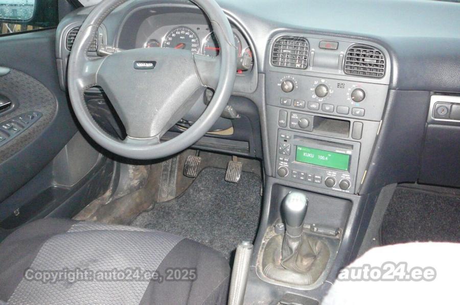 Melns Volvo V40 2004 Jehvi, ar dzinēja tilpumu 1.90 L un nobraukumu 0 tūkst. km par 990 €, foto 3 vietnē AUTOMOTO.COM.LV