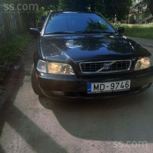 Черный Вольво В40 2004 в Рига, объемом двигателя 1.90 л и пробегом 317 тыс. км за 1000 €, фото  на AUTOMOTO.COM.LV