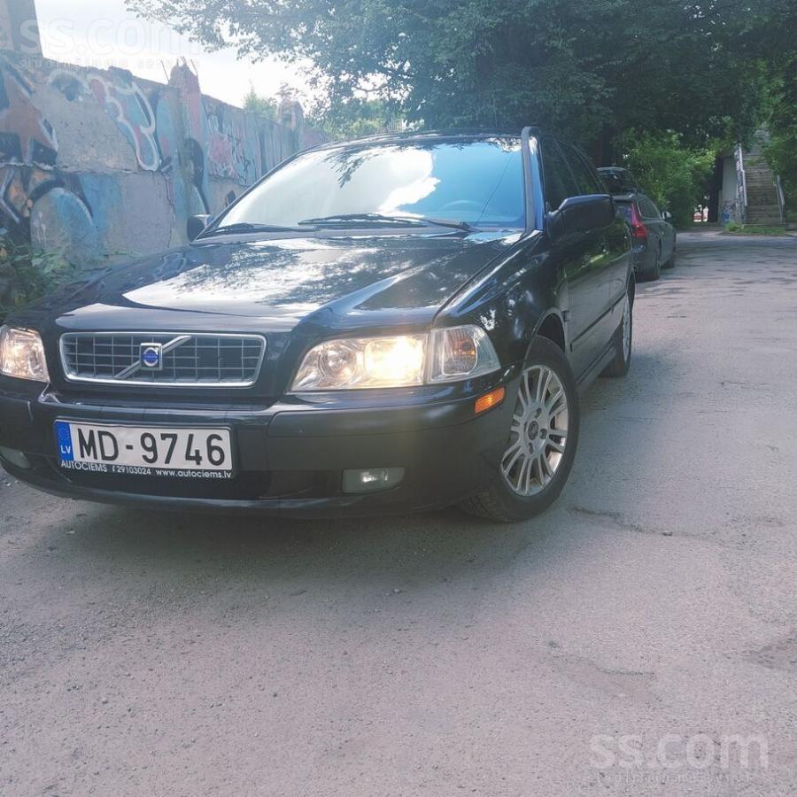 Melns Volvo V40 2004 Rīga, ar dzinēja tilpumu 1.90 L un nobraukumu 317 tūkst. km par 1000 €, foto 3 vietnē AUTOMOTO.COM.LV