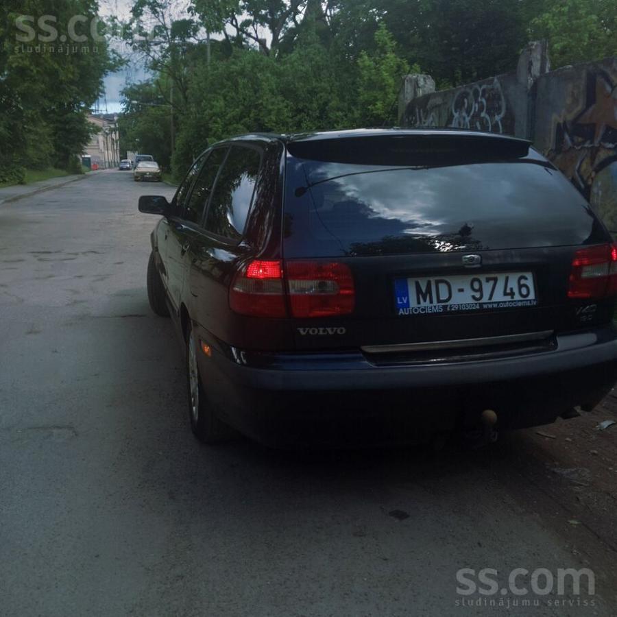 Melns Volvo V40 2004 Rīga, ar dzinēja tilpumu 1.90 L un nobraukumu 317 tūkst. km par 1000 €, foto 4 vietnē AUTOMOTO.COM.LV
