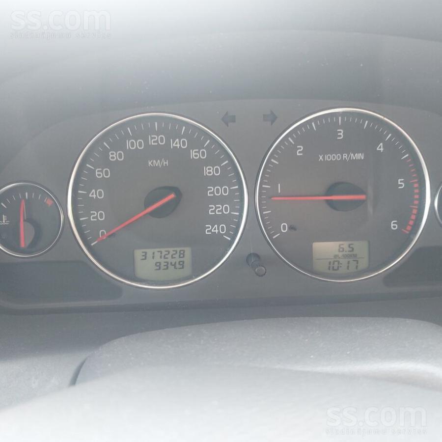 Melns Volvo V40 2004 Rīga, ar dzinēja tilpumu 1.90 L un nobraukumu 317 tūkst. km par 1000 €, foto 8 vietnē AUTOMOTO.COM.LV