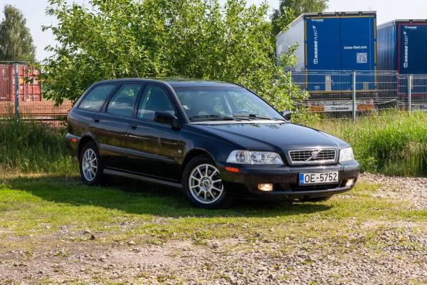 Black Volvo V40 2004 in Riga, with an engine capacity of 1.90 L and mileage of 175 thousand km for 2495 €, photo 1 on AUTOMOTO.COM.LV
