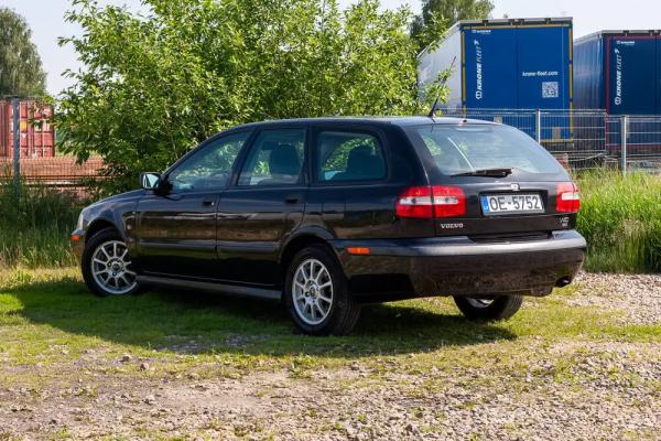 Black Volvo V40 2004 in Riga, with an engine capacity of 1.90 L and mileage of 175 thousand km for 2495 €, photo 2 on AUTOMOTO.COM.LV