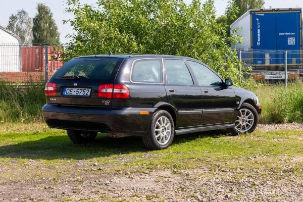 Black Volvo V40 2004 in Riga, with an engine capacity of 1.90 L and mileage of 175 thousand km for 2495 €, photo 4 on AUTOMOTO.COM.LV