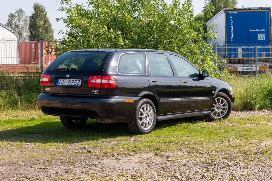 Melns Volvo V40 2004 Rīga, ar dzinēja tilpumu 1.90 L un nobraukumu 175 tūkst. km par 2495 €, foto 5 vietnē AUTOMOTO.COM.LV