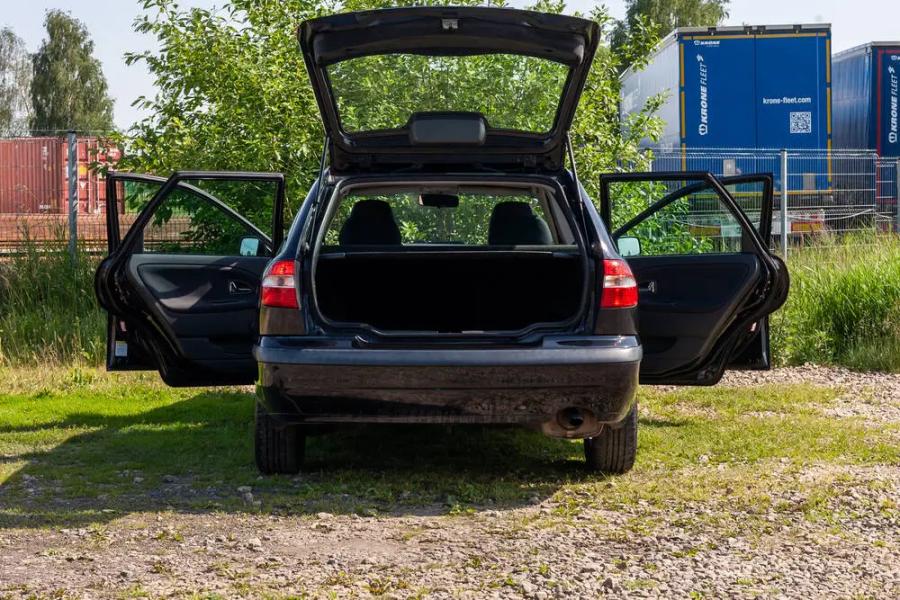 Melns Volvo V40 2004 Rīga, ar dzinēja tilpumu 1.90 L un nobraukumu 175 tūkst. km par 2495 €, foto 6 vietnē AUTOMOTO.COM.LV
