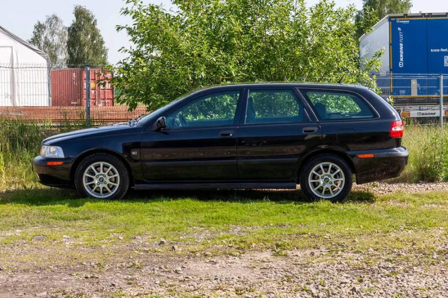 Melns Volvo V40 2004 Rīga, ar dzinēja tilpumu 1.90 L un nobraukumu 175 tūkst. km par 2495 €, foto 9 vietnē AUTOMOTO.COM.LV