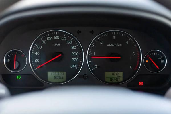 Black Volvo V40 2004 in Riga, with an engine capacity of 1.90 L and mileage of 175 thousand km for 2495 €, photo 9 on AUTOMOTO.COM.LV