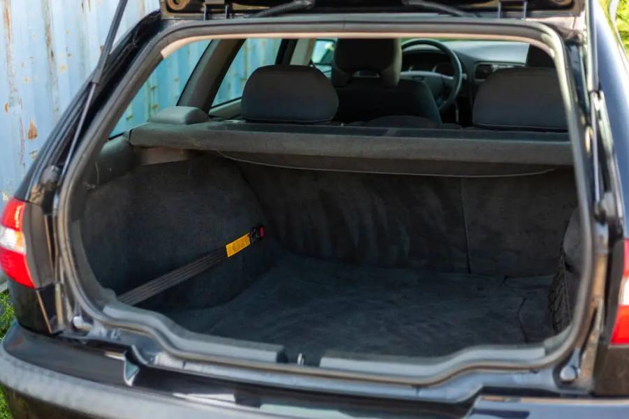 Melns Volvo V40 2004 Rīga, ar dzinēja tilpumu 1.90 L un nobraukumu 175 tūkst. km par 2495 €, foto 12 vietnē AUTOMOTO.COM.LV