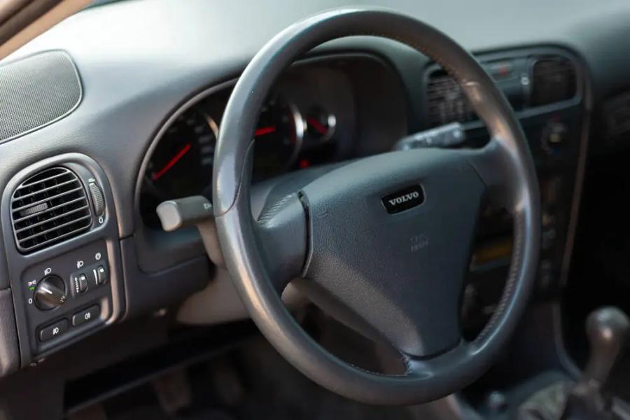 Melns Volvo V40 2004 Rīga, ar dzinēja tilpumu 1.90 L un nobraukumu 175 tūkst. km par 2495 €, foto 28 vietnē AUTOMOTO.COM.LV