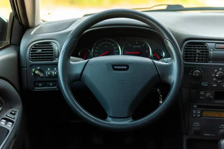 Melns Volvo V40 2004 Rīga, ar dzinēja tilpumu 1.90 L un nobraukumu 175 tūkst. km par 2495 €, foto 31 vietnē AUTOMOTO.COM.LV