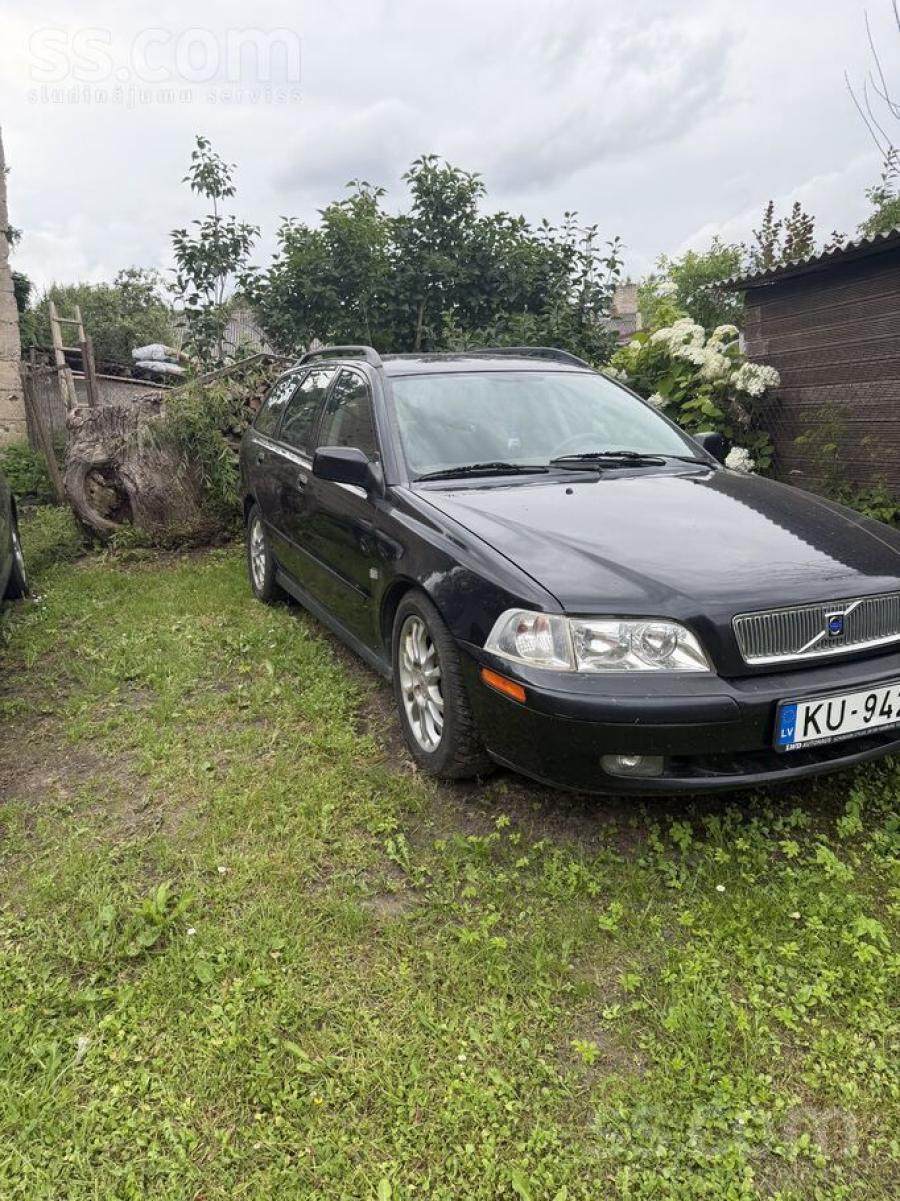 Black Volvo V40 2004 in Talsi, with an engine capacity of 1.90 L and mileage of 329 thousand km for 800 €, photo 1 on AUTOMOTO.COM.LV