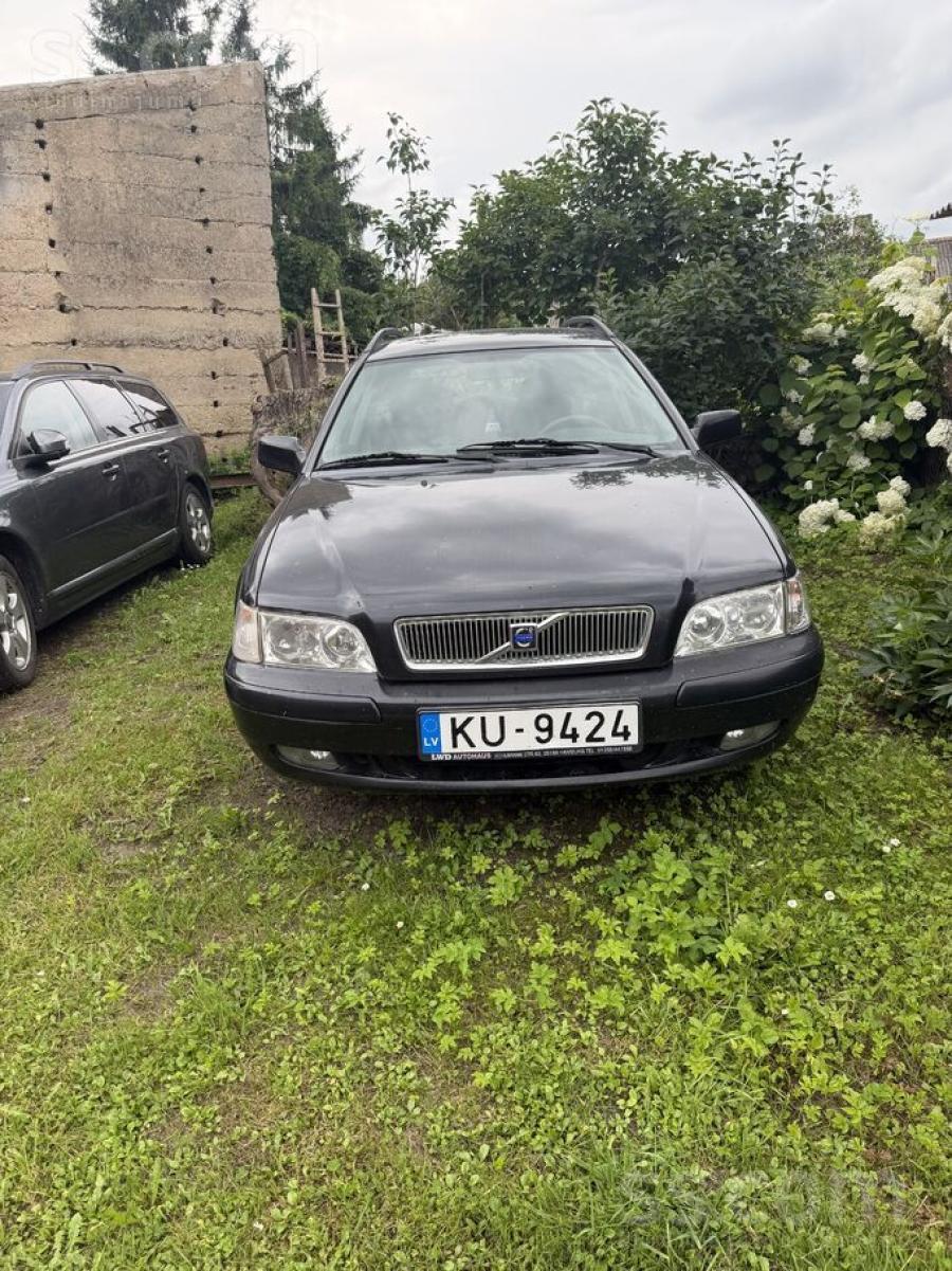 Black Volvo V40 2004 in Talsi, with an engine capacity of 1.90 L and mileage of 329 thousand km for 800 €, photo 3 on AUTOMOTO.COM.LV