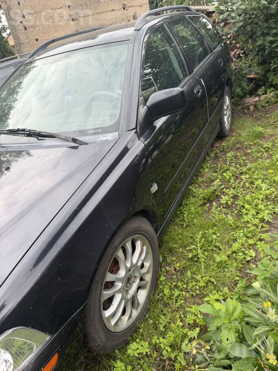 Black Volvo V40 2004 in Talsi, with an engine capacity of 1.90 L and mileage of 329 thousand km for 800 €, photo 4 on AUTOMOTO.COM.LV
