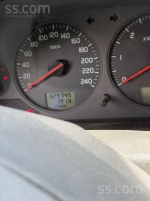 Black Volvo V40 2004 in Talsi, with an engine capacity of 1.90 L and mileage of 329 thousand km for 800 €, photo 5 on AUTOMOTO.COM.LV