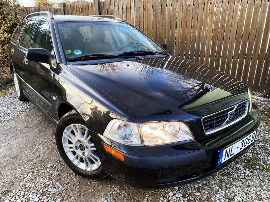 Black Volvo V40 2004 in Riga, with an engine capacity of 1.90 L and mileage of 330 thousand km for 1800 €, photo 1 on AUTOMOTO.COM.LV