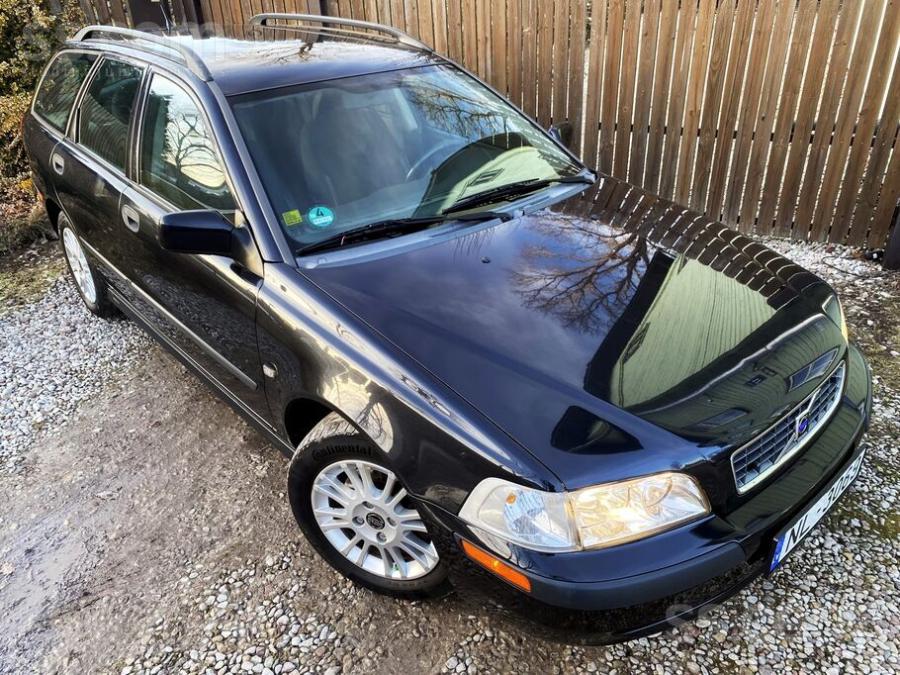 Black Volvo V40 2004 in Riga, with an engine capacity of 1.90 L and mileage of 330 thousand km for 1800 €, photo 6 on AUTOMOTO.COM.LV