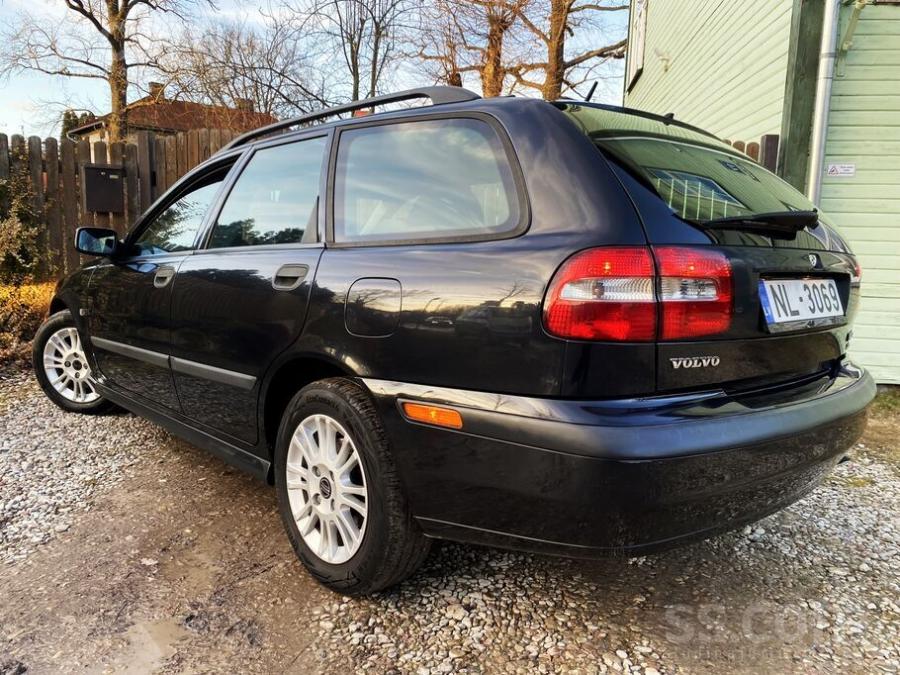 Black Volvo V40 2004 in Riga, with an engine capacity of 1.90 L and mileage of 330 thousand km for 1800 €, photo 7 on AUTOMOTO.COM.LV