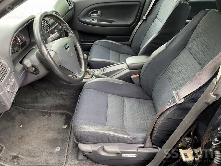 Black Volvo V40 2004 in Riga, with an engine capacity of 1.90 L and mileage of 330 thousand km for 1800 €, photo 12 on AUTOMOTO.COM.LV
