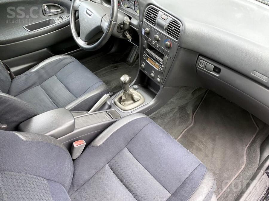 Black Volvo V40 2004 in Riga, with an engine capacity of 1.90 L and mileage of 330 thousand km for 1800 €, photo 15 on AUTOMOTO.COM.LV