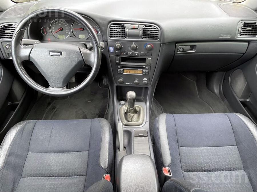 Black Volvo V40 2004 in Riga, with an engine capacity of 1.90 L and mileage of 330 thousand km for 1800 €, photo 17 on AUTOMOTO.COM.LV