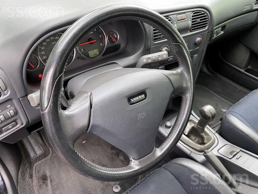 Black Volvo V40 2004 in Riga, with an engine capacity of 1.90 L and mileage of 330 thousand km for 1800 €, photo 18 on AUTOMOTO.COM.LV
