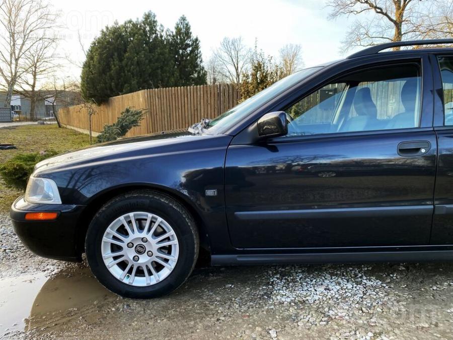 Black Volvo V40 2004 in Riga, with an engine capacity of 1.90 L and mileage of 330 thousand km for 1800 €, photo 26 on AUTOMOTO.COM.LV