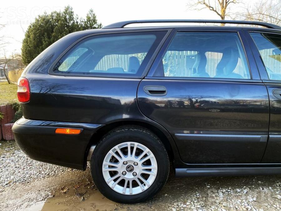 Black Volvo V40 2004 in Riga, with an engine capacity of 1.90 L and mileage of 330 thousand km for 1800 €, photo 28 on AUTOMOTO.COM.LV