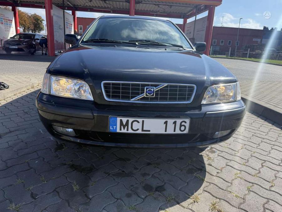 Black Volvo V40 2004 in Kaunas, with an engine capacity of 1.78 L and mileage of 216 thousand km for 1750 €, photo 3 on AUTOMOTO.COM.LV