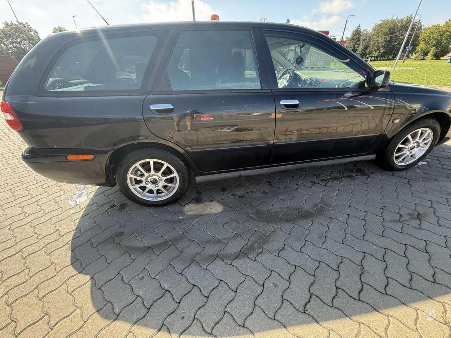 Black Volvo V40 2004 in Kaunas, with an engine capacity of 1.78 L and mileage of 216 thousand km for 1750 €, photo 8 on AUTOMOTO.COM.LV