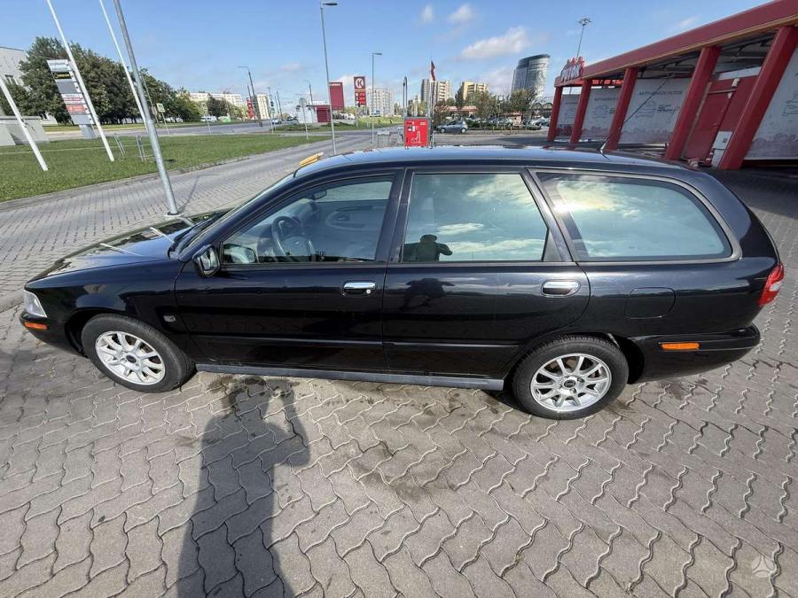 Black Volvo V40 2004 in Kaunas, with an engine capacity of 1.78 L and mileage of 216 thousand km for 1750 €, photo 12 on AUTOMOTO.COM.LV