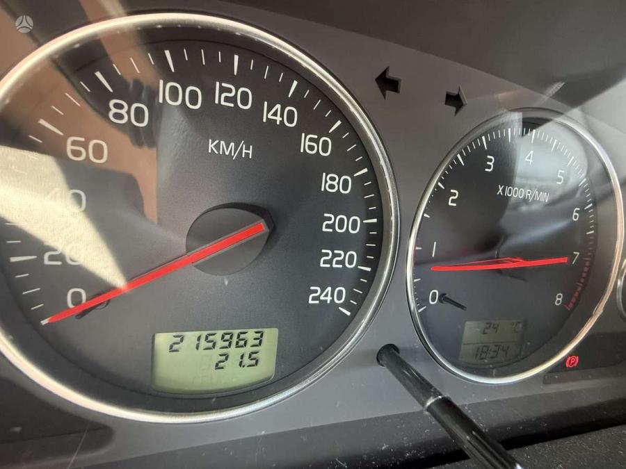 Black Volvo V40 2004 in Kaunas, with an engine capacity of 1.78 L and mileage of 216 thousand km for 1750 €, photo 15 on AUTOMOTO.COM.LV