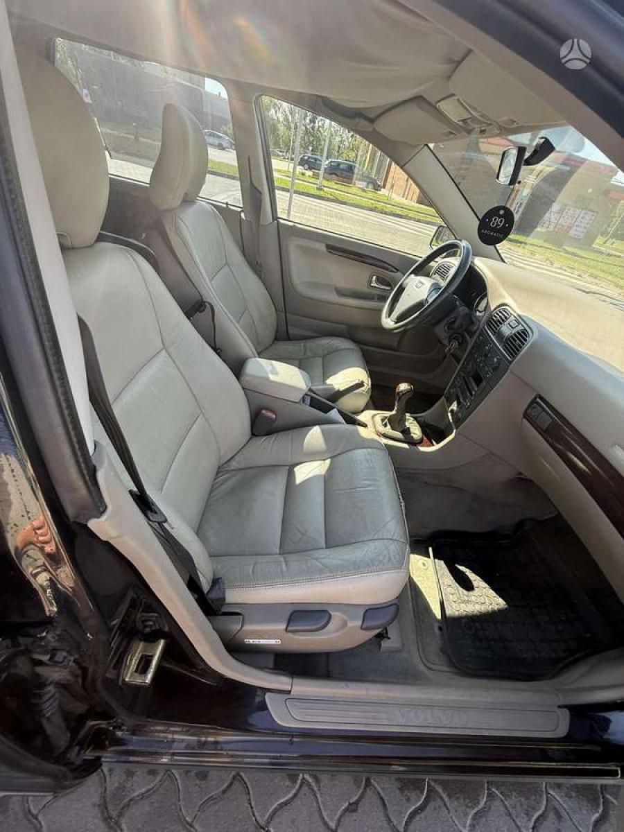 Black Volvo V40 2004 in Kaunas, with an engine capacity of 1.78 L and mileage of 216 thousand km for 1750 €, photo 17 on AUTOMOTO.COM.LV